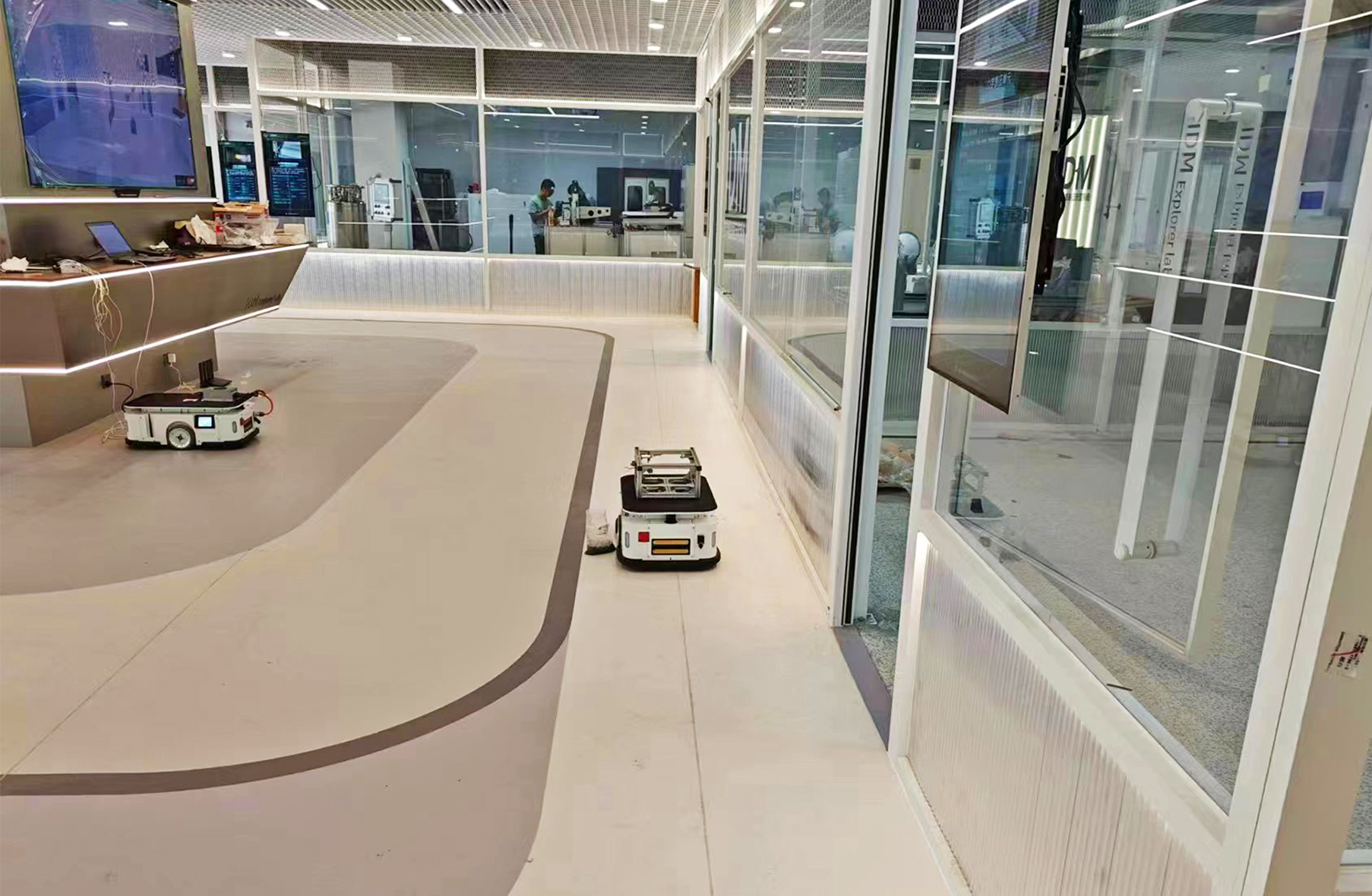 成都河狸智能机器人-无人搬运AGV小车光通信智能仓储CTU料箱机器人 - 河狸智能科技-防爆光通信AMR/AGV小车-CTU多料箱机器人